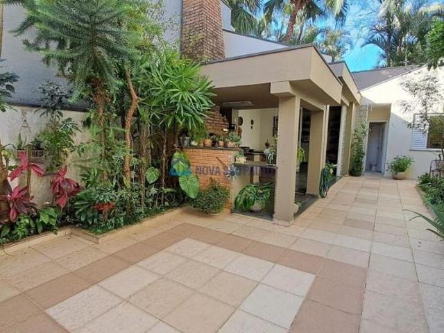 Casa à venda no Planalto Paulista com 3 quartos e 4 vagas de garagem