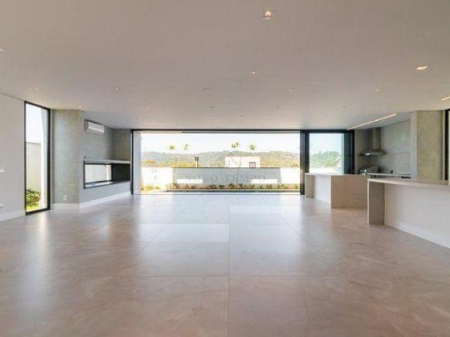 Casa à venda no Residencial Itahyê com 4 suítes e 420m²
