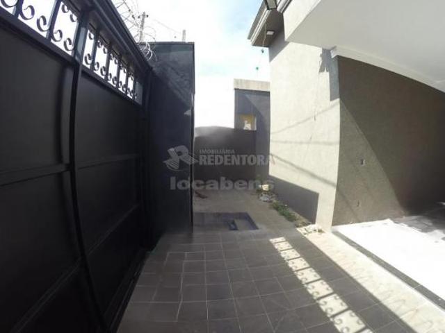 Casa a venda no Residencial Miravista com 03 quartos, cozinha com ilha e churrasqueira, amplo quinta