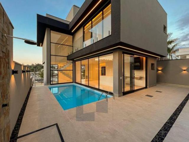 Casa a venda no Residencial Real Park Arujá | 3 suítes | Energia solar