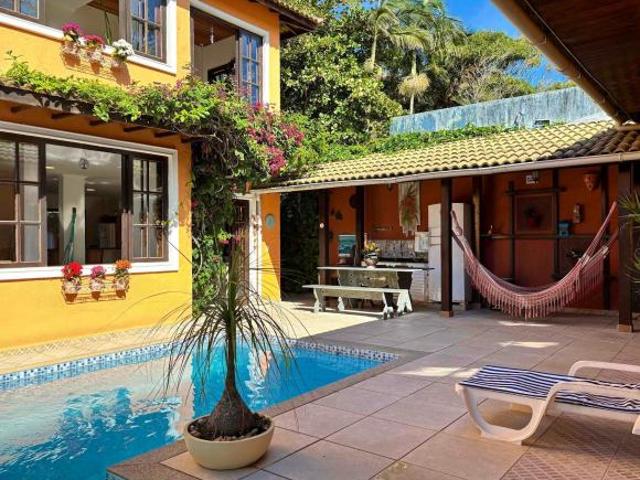 Casa à venda no Tombo no Guarujá, SP | QVista Inteligência Imobiliária Guarujá