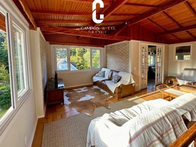 Casa à venda no Vale Encantado em Campos do Jordão com 3 dormitórios, amplo terreno e espaço gourmet