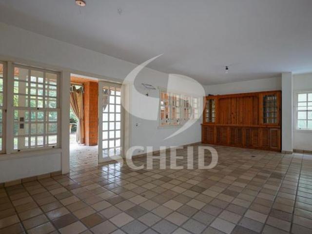 Casa à Venda na Granja Julieta, de 696m² com 4 suítes e 10 vagas