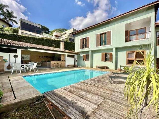 Casa à venda na Granja Viana com 4 dormitórios, 3 suítes, piscina e lazer total