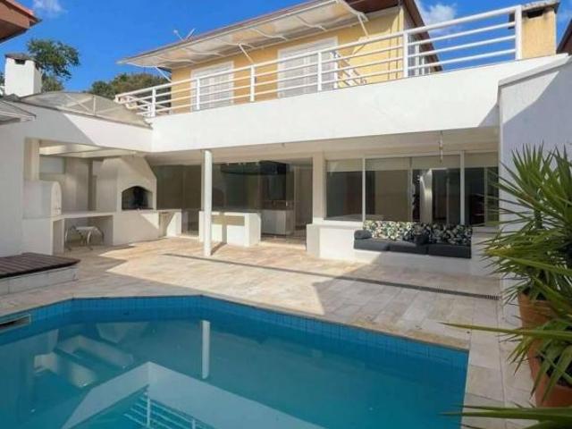 Casa à Venda na Granja Viana com 4 Quartos, Piscina e Condomínio com Clube