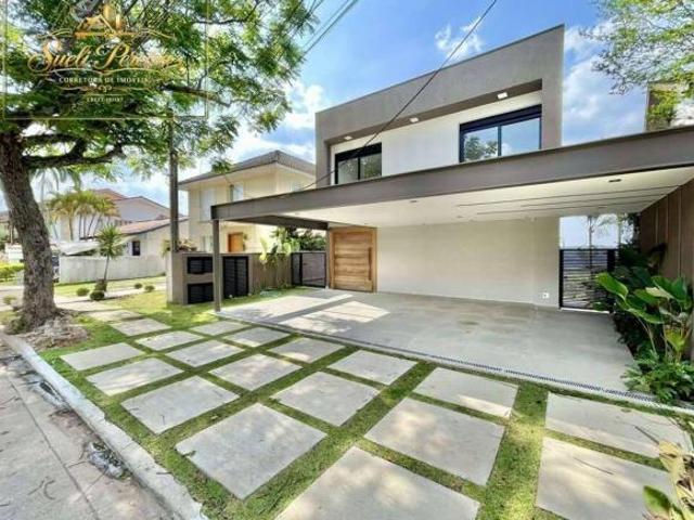Casa à Venda na Granja Viana com 4 Suítes, Piscina e Espaço Gourmet em Condomínio com Lazer Completo
