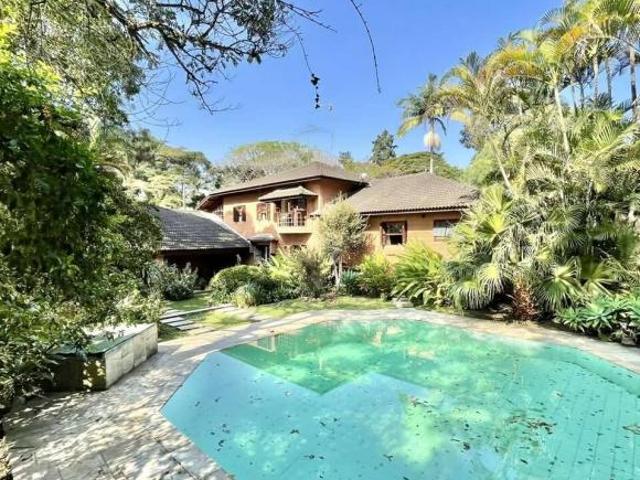 Casa à venda na Granja Viana com 5 suítes, 2 piscinas, lareira e área gourmet completa