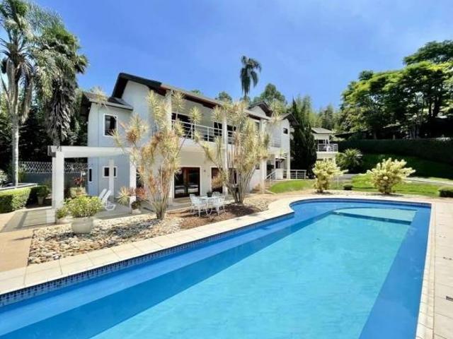 Casa à venda na Granja Viana em condomínio com 5 suítes, piscina e espaço gourmet, alto padrão