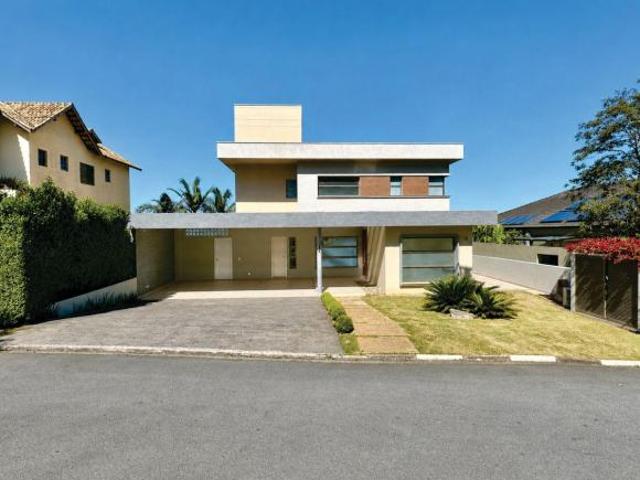 Casa à venda na Granja Viana em condomínio fechado, com 3 suítes, 4 vagas e vista panorâmica