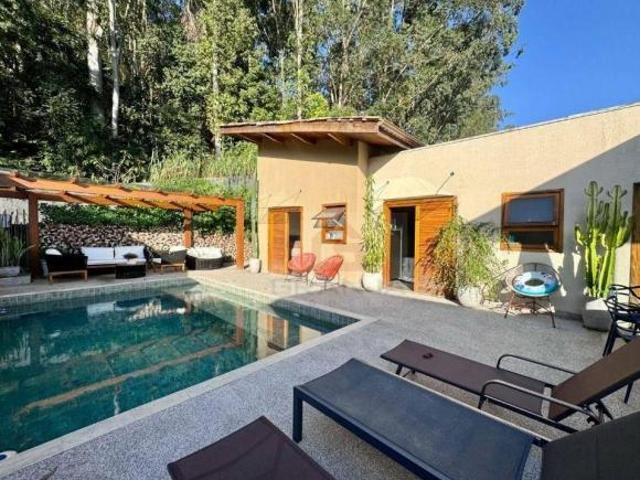 Casa à Venda na Granja Viana | 3 Dormitórios | 248 m² | R$ 1.500.000 Charmosa residência com arquit