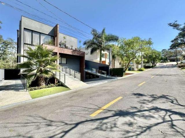 Casa à venda na Granja Viana 483 m² com 3 suítes, 8 vagas e piscina