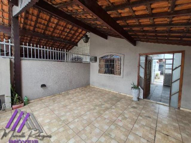 CASA A VENDA NA GUILHERMINA 136m DOIS DORMITÓRIOS UM SUÍTE TRES VAGAS DE GARAGEM COBERTAS