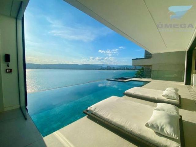 Casa à Venda na Enseada no Guarujá | Omega Imóveis