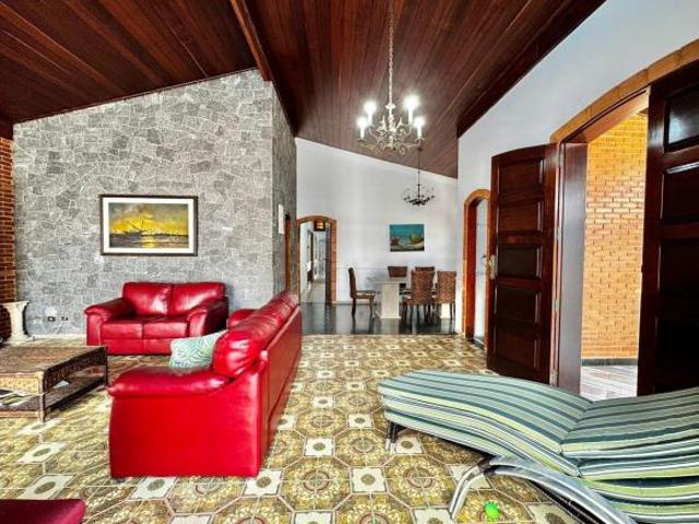 Casa à Venda na Enseada no Guarujá | Qvista inteligência imobiliário