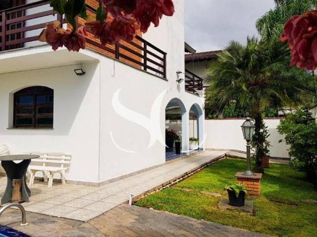 Casa à venda na Flórida, em Praia Grande, 100 metros da praia, piscina e churrasqueira