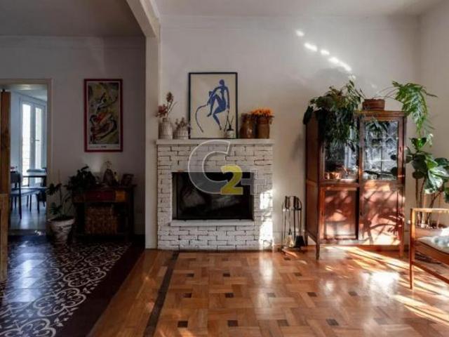 Casa á venda na Sumaré, 4 quartos, 2 suítes, 3 vagas de garagem