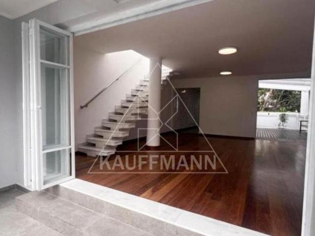 Casa à Venda na Pompéia 1 Suíte 2 Vagas 240m² de Área Construída