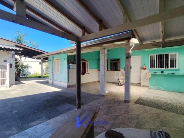 Casa a venda na praia com amplo terreno