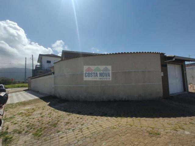 Casa à venda na praia com piscina!