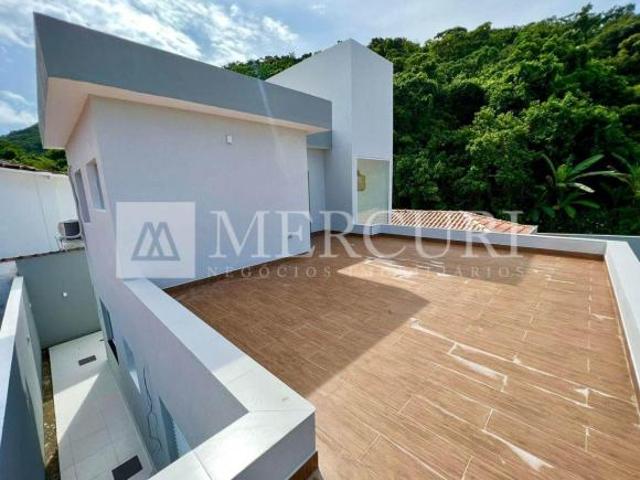 Casa à venda na Praia do Guaiuba em Guarujá