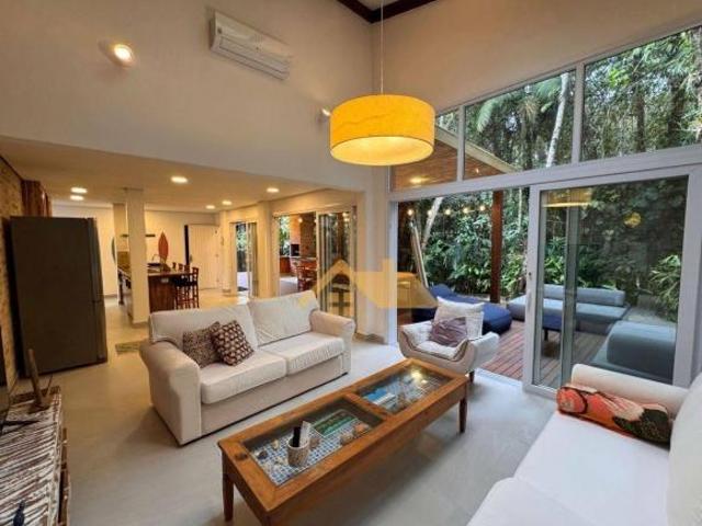 Casa à Venda na Praia da Baleia | 4 Suítes, Pé Direito Duplo, Vista para a Mata e Lazer Completo