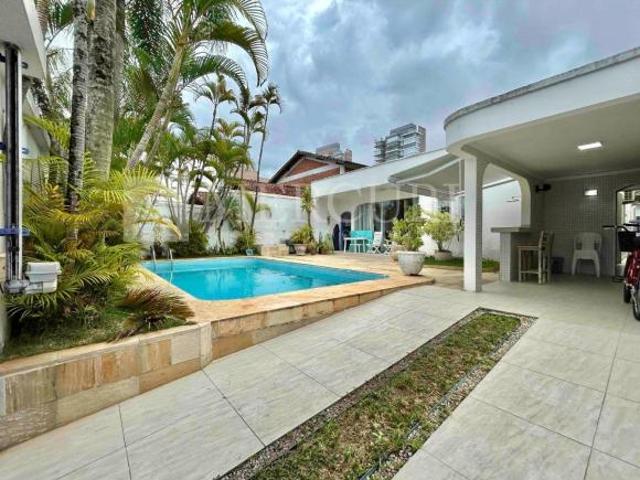Casa à venda na Praia da Enseada em Guarujá