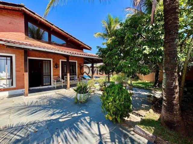 Casa à venda na praia da enseada no Guarujá, SP | QVista Inteligência Imobili.