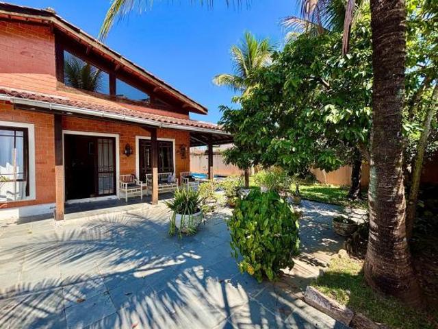 Casa à venda na praia da enseada no Guarujá, SP | QVista Inteligência Imobili.
