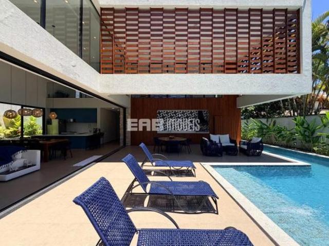 Casa à venda na praia de Itamambuca, com 6 suítes