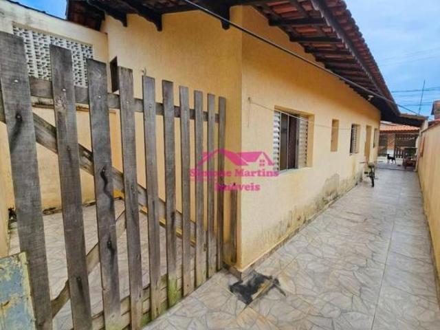 Casa á venda na praia de Mongaguá em localização privilegiada, Vale a pena conferir!