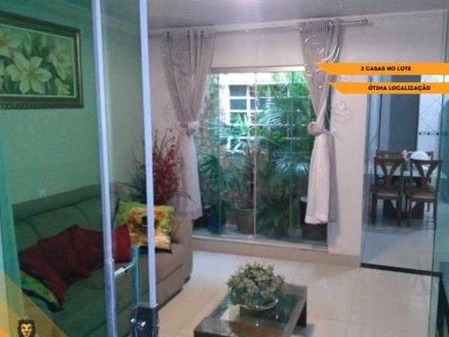 Casa à Venda na QR 403, Lote Grande com Duas Casas Independentes