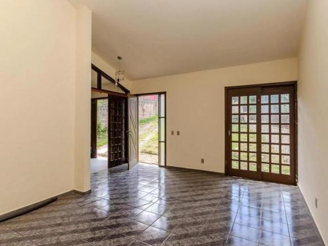 Casa à Venda na Rua da Gruta – 241,99m² – Próxima ao Hospital Divina Providência