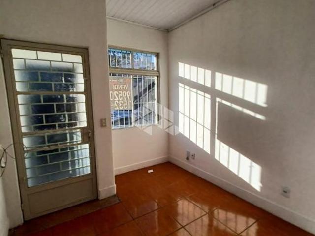 Casa à venda na rua Lobo da Costa no bairro Azenha em Porto Alegre / RS