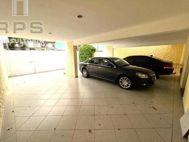 Casa à venda na Vila Thais em Atibaia, 6 quartos, 5 banheiros, 5 vagas de garagem, churrasqueira e s