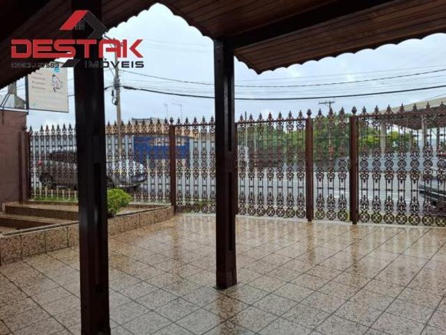 Casa a venda na Vila Tupi em Várzea Paulista/SP. Ambientes amplos e móveis planejados