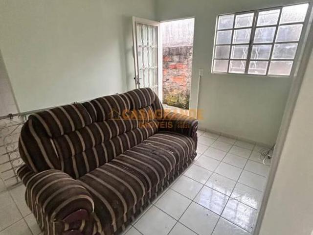 Casa à Venda na Vila Zezé 2 quartos Jacareí/SP