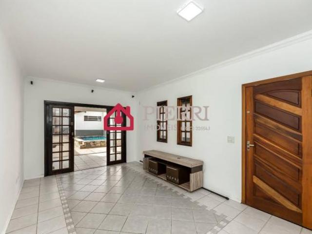 Casa a venda na Vila Clarice, com piscina próx estação trem