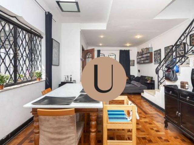 Casa à venda na Vila Clementino – Rua tranquila e localização estratégica! Charmosa casa de rua em t