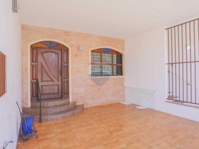 Casa à venda na Vila Hortência, com 3 quartos sendo 2 suítes