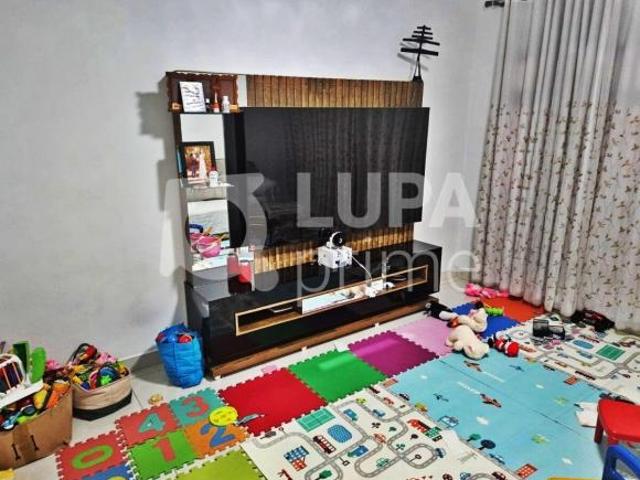 Casa à venda na Vila Maria com 3 dormitórios, suíte, 2 vagas e amplo espaço ? 195m²