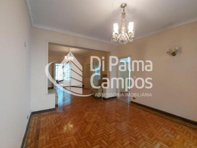 Casa de esquina à venda na Vila Mariana com 264m² de área útil e uso versátil