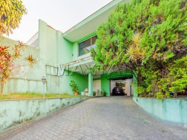 Casa à venda na Vila Monumento. 361m² de Área Útil. 49m². 4 quartos, 2 suítes e piscina