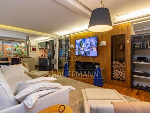 Casa à Venda na Vila Nova Conceição 3 Suítes, 2 Vagas, 245m² A.C