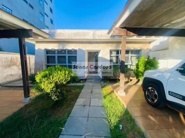 Casa à venda na Vila Oliveira, Mogi das Cruzes. Com 4 quartos, amplo quintal com pomares, edícula. E