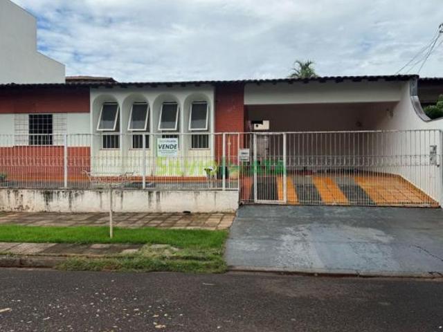 Casa à Venda na Zona 02 Com 3 Quartos sendo 1 Suíte, 2 Salas, Despensa e Churrasqueira