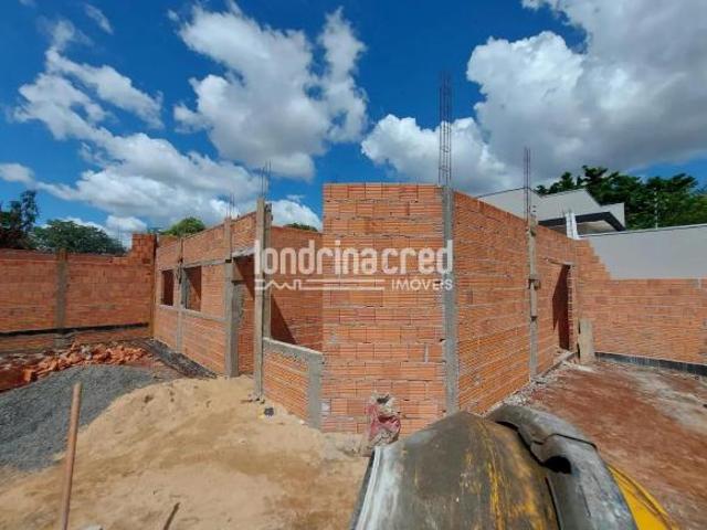 Casa à venda na Zona Leste de Londrina 3 quartos 1 suíte, área gourmet com churrasqueira, próxima