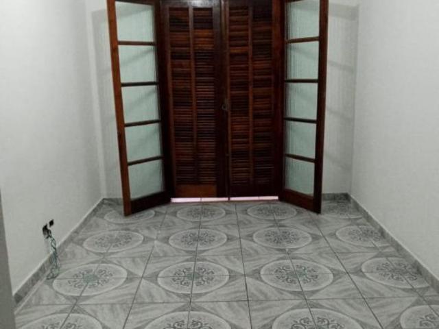 CASA A VENDA, SOBRADO 2 DORMITÓRIOS, SALA, COZINHA, BANHEIRO, 2 VAGAS DE GARAGEM COBERTAS, PRÓXIMO