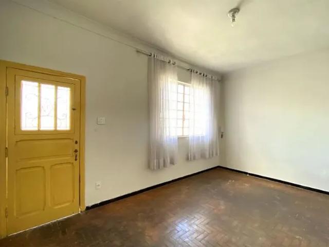 Casa à Venda Sagrada Família, 3 Quartos, 400 m2