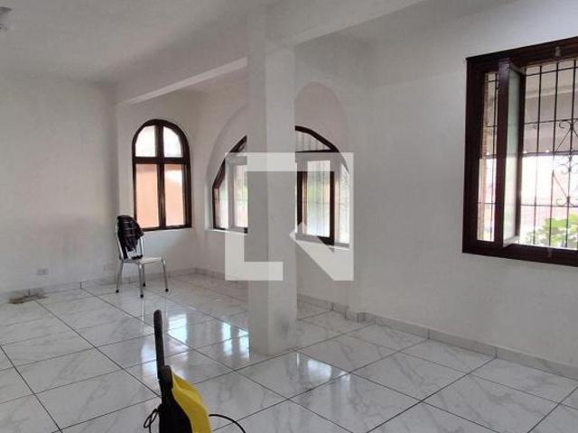 Casa à Venda Santa Maria, 2 Quartos, 240 m2