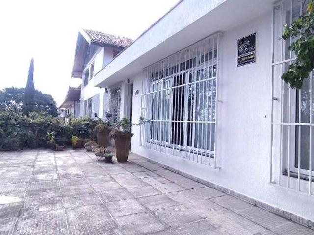 Casa a venda Semi mobiliada, 05 quartos, em ótima localização, no Bacacheri em Curitiba PR